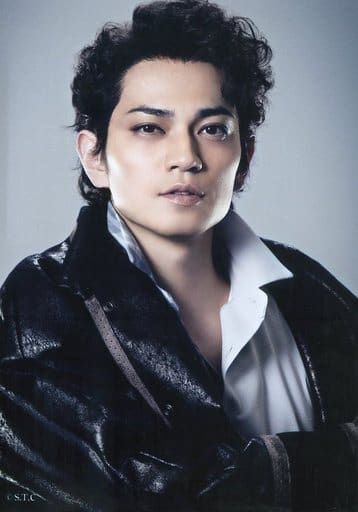 Official photo (male) / actor Kentaro Araki (Rally) / Bust Up / Costume Black / White / Right ...