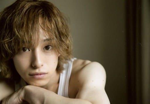 Official photo (male) / actor Taishi Sugie / Horizontal Type / Bust Up ...