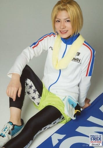 Official photo (male) / actor Kaito Kohinata (Hozumi KUMAGAI) / Kneecap / Sitting / Costume ...