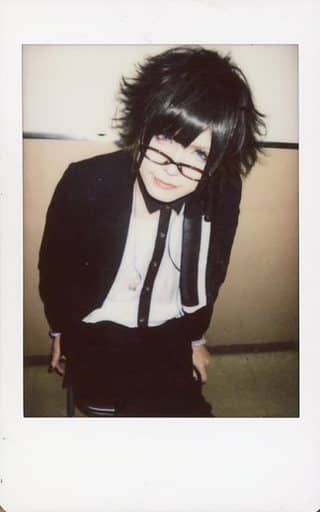 Official photo (Male) / visual kei band / Unite UNiTE. (Unite) / Yui / Knee-Up / Sitting ...
