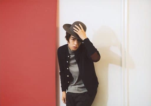 Official photo (male) / actor Yu Inaba / Horizontal Type / Above Knee ...