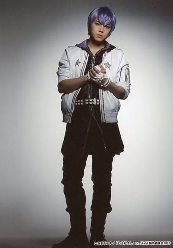 Official photo (male) / actor Yuya Asato (Hitotsumatsu) / Whole body / Both hands overlapped ...