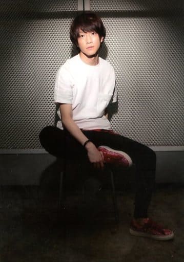 Official photo (male) / actor Hiroki Suzuki / Whole Body / Costume White / Black Pants / T-Shirt ...