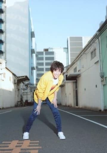 Official photo (male) / actor Hiroki Suzuki / Whole Body / Costume Yellow / Blue Pants / Both ...