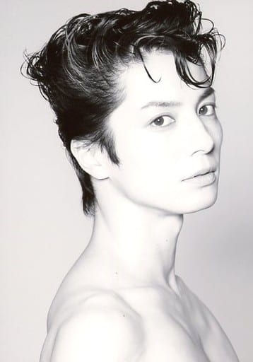 Official photo (male) / actor Takuma Wada / Face up / Nude / Facing ...