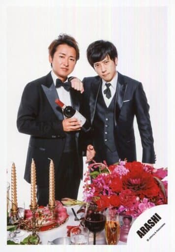 Arashi / Kazuya Ninomiya / Satoshi Ohno / Kneecap / Costume black and white / Right hand wine ...