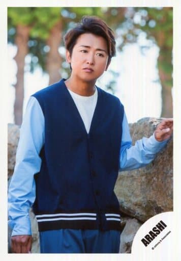 Arashi / Satoshi Ohno / Upper body / Costume dark blue / Body slightly ...