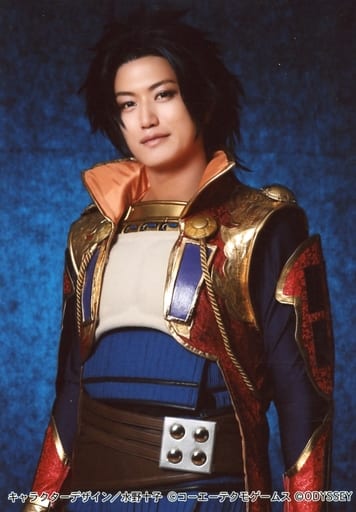 Official photo (male) / actor Masahiro Inoue (Arikawa Masaomi) / Upper body / Left / Both hands ...