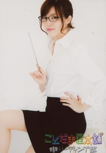 Official photo (female) / voice actor Sayuri Hara / Knee-up, sitting, costume black and white ...