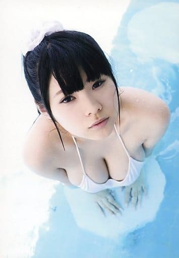 Official photo (female) / Gravure idol Chika Yuki / Upper Body / Swimsuit White / Both Hands ...