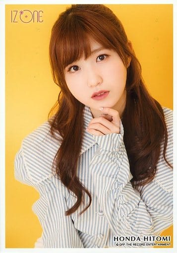 Official photo (female) / idol / IZ*ONE IZ*ONE / Hitomi Honda / Upper body / left hand jaw ...