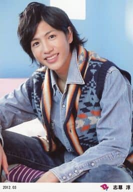Official photo (male) / actor D2 / Jun Shison / Above the Knees, Sitting, Light Blue Clothing ...