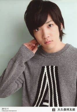 Official photo (male) / actor D2 / Shotaro Okubo / Upper Body / Costume Gray / Right Cheek ...