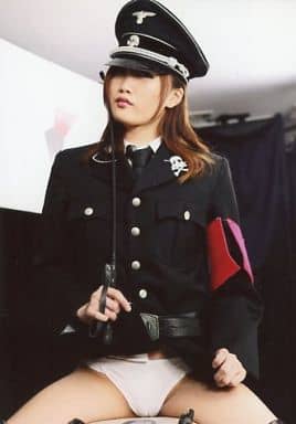 Official photo (female) / Gravure idol Aira Mihana / Upper Body / Costume Black / Right Hand ...