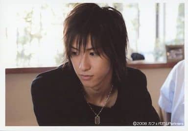 Official photo (male) / actor Hiroki Aiba (Shibata Hibiki) / Yokogata / Bust-up / Costume black ...