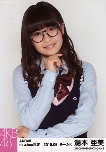 Official photo (AKB48, SKE48) / idol / AKB48 Ami Yumoto / upper body / right hand jaw / glasses ...