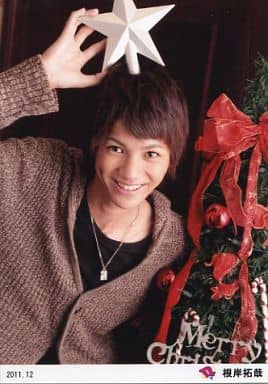 Official photo (male) / actor Takuya Negishi / Bust Up / Costume Brown / Right Hand Star / Tree ...