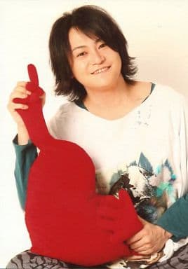 Official photo (male) / actor Yuya Miyashita / Bust Up / Costume White / Both Hands Cushion Red ...