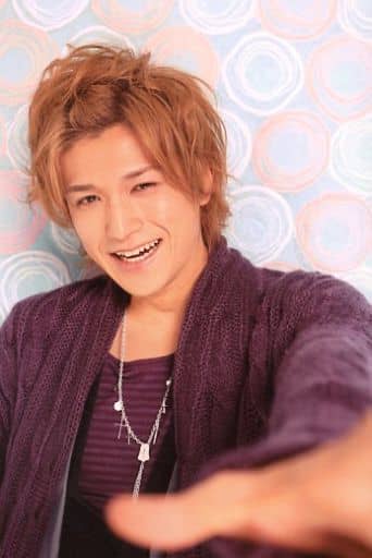 Official photo (male) / actor Daisuke Watanabe / Bust Up / Costume Purple / Left Front ...