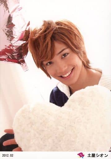 Official photo (male) / actor D2 / Tsuchiya Zion / Upper Body / Costume Navy / White / White ...