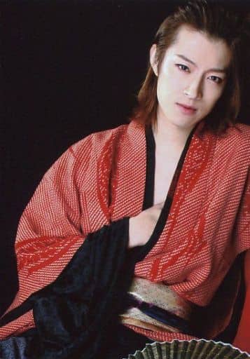 Official photo (male) / actor Tomokazu Yoshida / Upper Body / Costume Red / Right Hand Breast ...