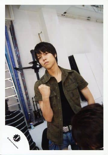 7 WEST / Daiki Shigeoka / Above-the-knee ・ Costume Khaki ・ Black ・ Right Hand Fist ・ Face Tilt ...