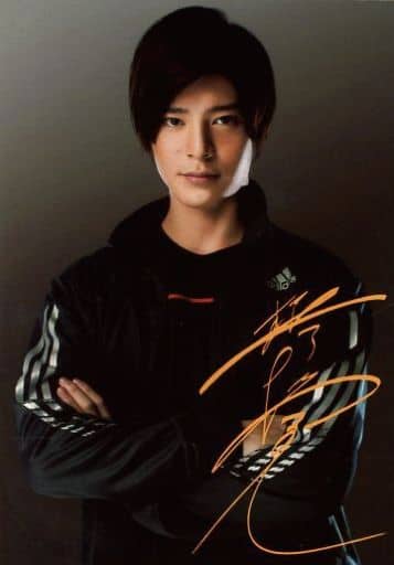 Official photo (male) / actor Akihisa Shiono / Upper Body / Costume Black / Jersey / Armband ...