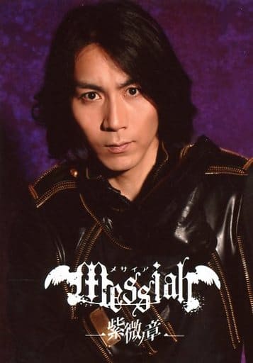 Official photo (male) / actor Naoya Gomoto / Bust Up / Costume Black / Right Hand Breast ...