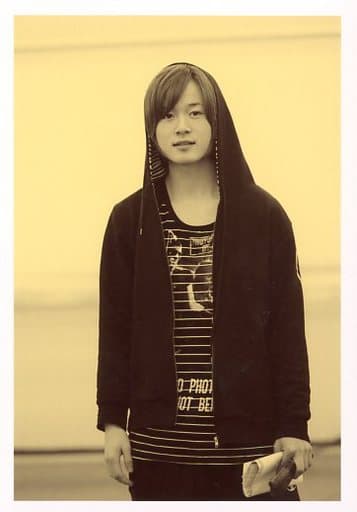 Official photo (male) / actor Daisuke Utsumi (Torajiro SAEKI) / Hizaue / Sepia / Costume black ...