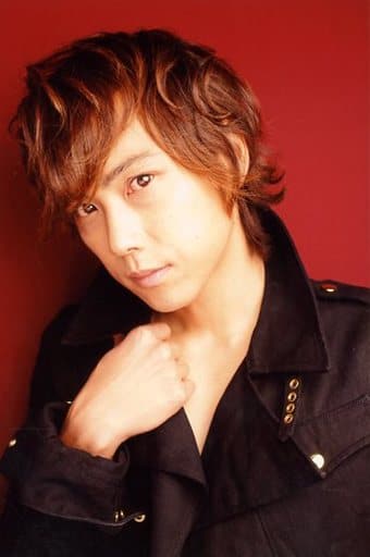 Official photo (male) / actor Yuki Masuda / Bust Up / Costume Black / Right Wrist / Face ...