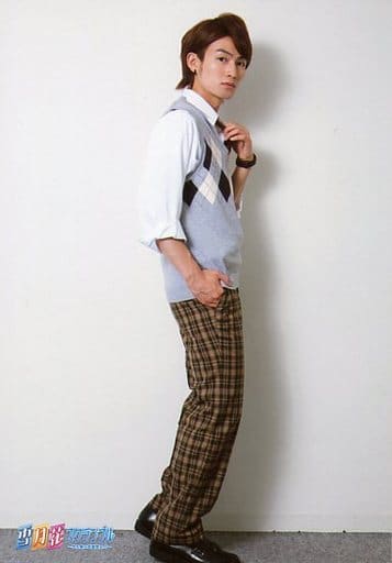 Official photo (male) / actor Ryo Matsuda / Whole Body / Costume Gray / Brown Color / Right ...