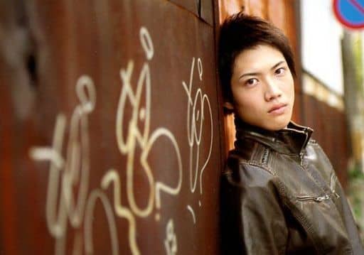 Official photo (male) / actor Mitsuaki Nishimura / Yokogata / Bust-up / Costume black / Body ...