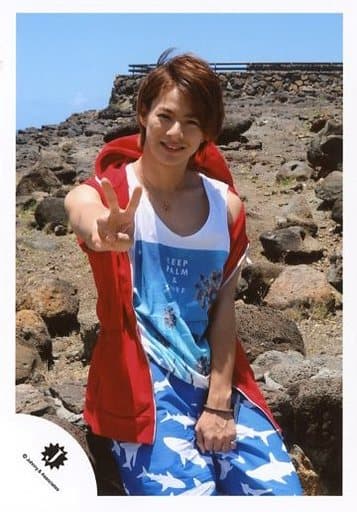 Kinkan / Sho Hirano / knee-up / sitting / costume red / blue / white / right hand piece ...