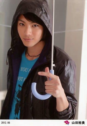 Official photo (male) / actor D2 / Yuki Yamada / Upper body / Costume Black / Inner Blue / Hood ...