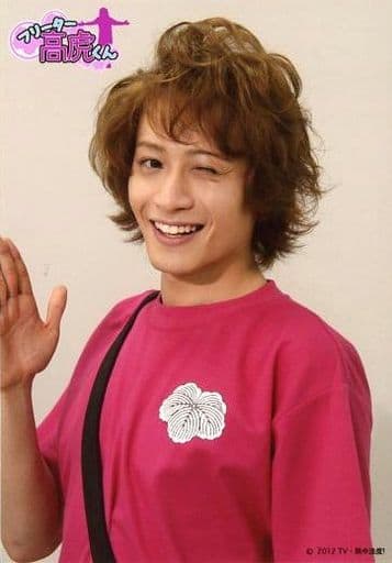 Official photo (male) / actor D2 / Takahisa Maeyama / Bust Up / Costume Red / Right Hand Par ...