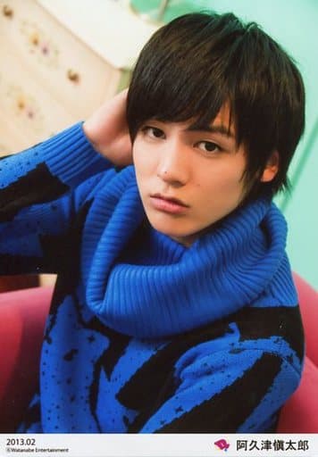 Official photo (male) / actor D2 / Shintaro Akutsu / Bust Up / Costume Blue Black / Right Hand ...