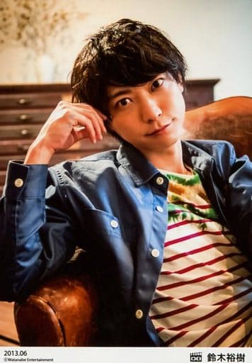 Official photo (male) / actor D-BOYS / Hiroki Suzuki / Upper Body, Sitting, Costume Black, Green ...