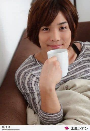 Official photo (male) / actor D2 / Tsuchiya Zion / Upper Body / Costume Gray Stripe Pattern ...