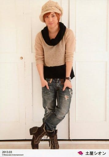 Official photo (male) / actor D2 / Tsuchiya Zion / Whole Body / Costume beige / Black / Hat ...