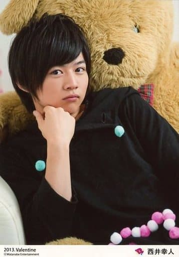 Official photo (male) / actor D2 / Yukito Nishii / Upper body / Costume Black / Right Hand Cheek ...