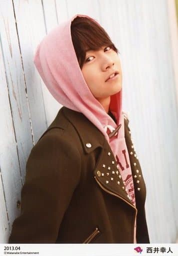 Official photo (male) / actor D2 / Yukito Nishii / Upper body / Costume black pink / Hood cover ...