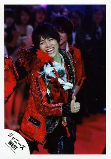 Johnny's West / Daiki Shigeoka / Above-the-knee ・ Costume red, black and white ・ Thumb on the ...