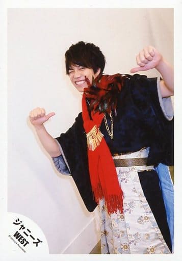 Johnny's West / Daiki Shigeoka / Above-the-knee ・ Costume black and white ・ Both hands thumb ...