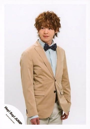 Hey! Say! JUMP / Daiki Arioka / Above-the-knee / Jacket beige / Bow tie / Body facing right ...