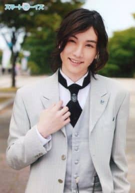 Official photo (male) / actor Kei Hosogai / Upper Body / Costume : Gray, White, Black, Right ...