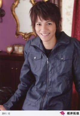 Official photo (male) / actor D2 / Takuya Negishi / Upper Body / Costume Black / Camera Eye ...