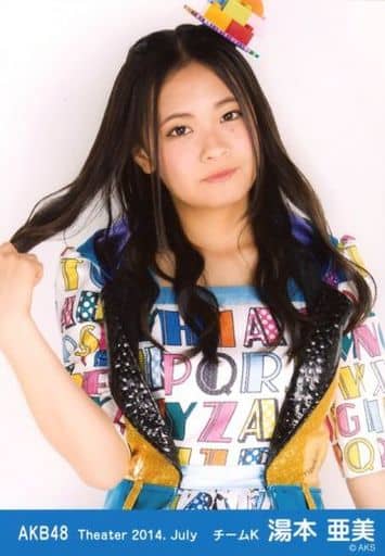 Official photo (AKB48, SKE48) / idol / AKB48 Ami Yumoto / Upper Body / Right Hand Hair / Theater ...