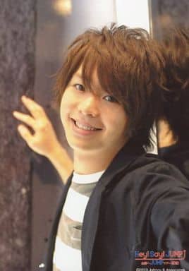 Hey! Say! JUMP / Daiki Arioka / Bust up, costume black and white, right hand wall, back mirror ...