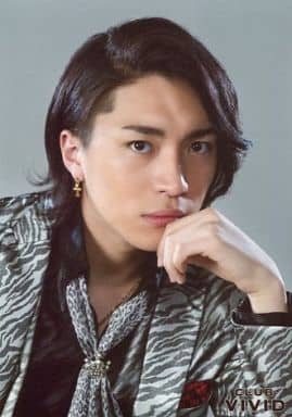 Official photo (male) / actor Yuya Matsushita (Kagenori) / Bust Up / Costume Gray Black / Left ...