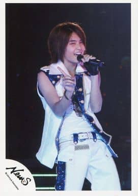NEWS / Yuya Tegoshi / Live Photo / Above Knee / Costume White Blue / Left Hand Microphone ...
